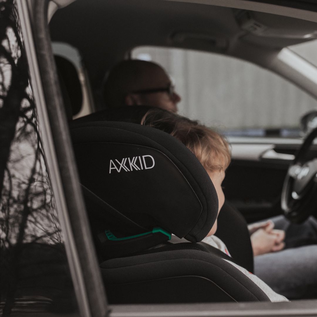 Köp Axkid Nextkid Cloud Grey framåtvänd bilstol Pyret & Snäckan